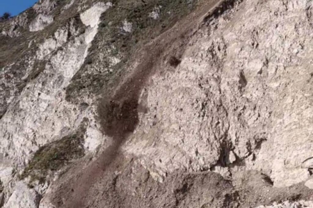 Video captures landslide at beautiful location along the Jurassic Coast ...